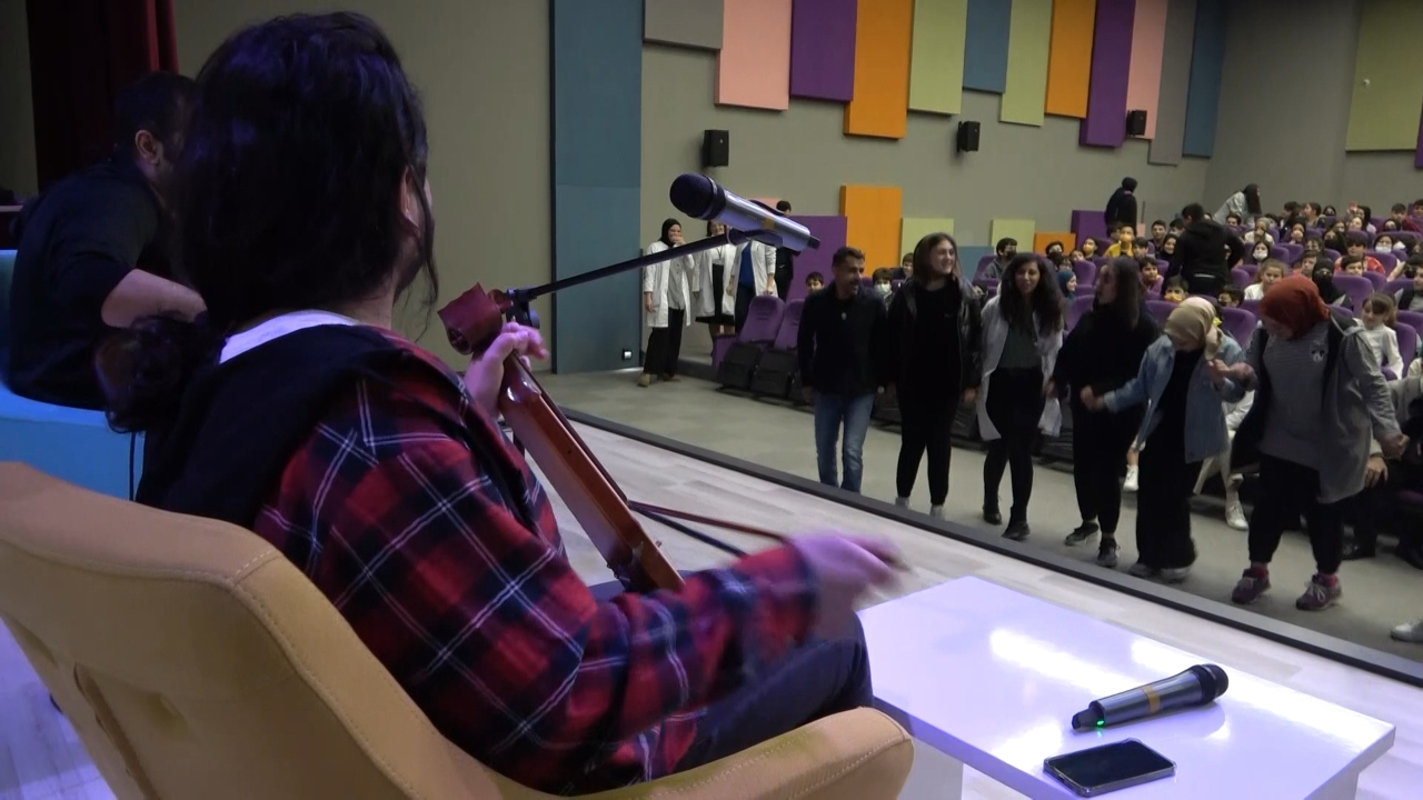 Uдћur Okullari Bolluca Kampгњsгњnde г дћrencд Ler Selг Uk Balci д Le Buluећtu